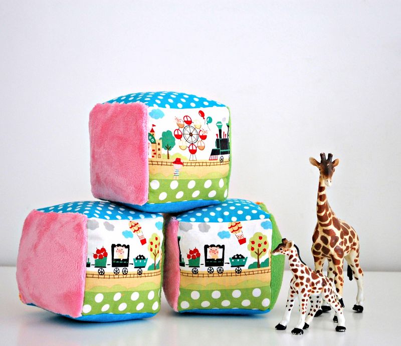 How to Make Soft Rattle Blocks for Babies: Free Pattern - whileshenaps.com