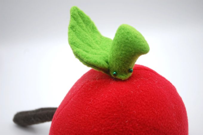 Free Pattern: Plush Apple - whileshenaps.com